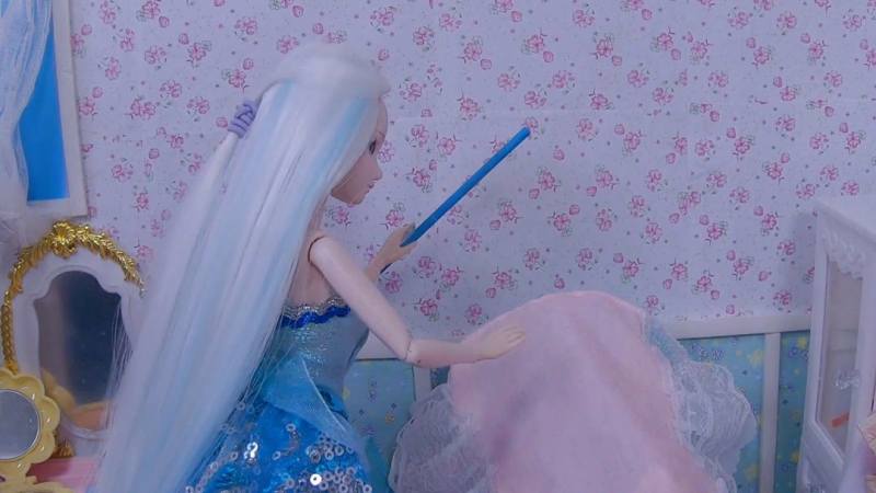 叶罗丽娃娃故事:水王子到冰公主家睡在冰公主的床上 以为是小偷