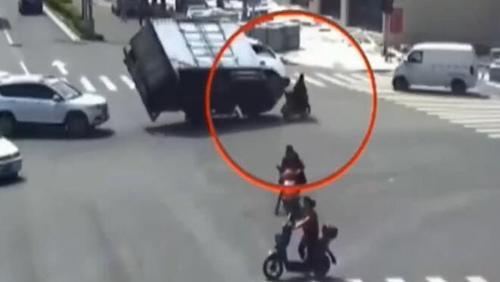 大货车与电动车相撞,幸亏大货车及时刹车,电动车女子才躲过一劫