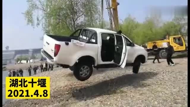 得不偿失!男子图方便在河边洗车,车辆侧翻落水,只能用吊车拉起