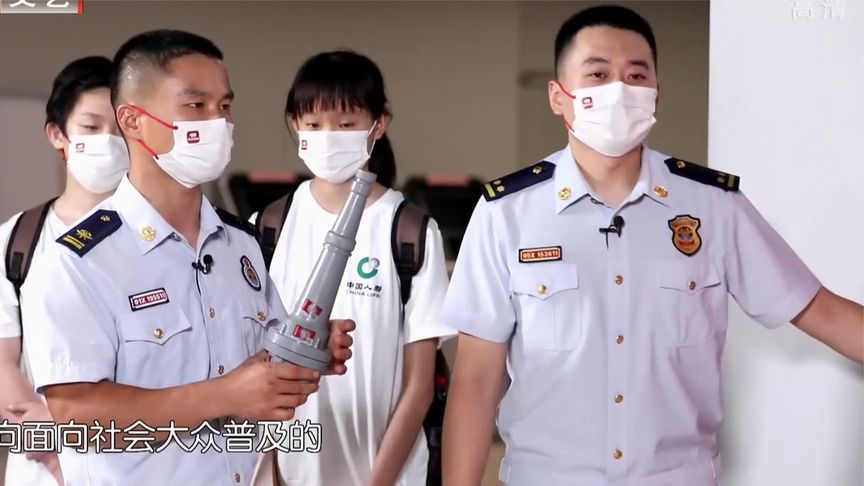消防员展示灭火器使用方法,楼店里的消火栓的使用,普及灭火知识
