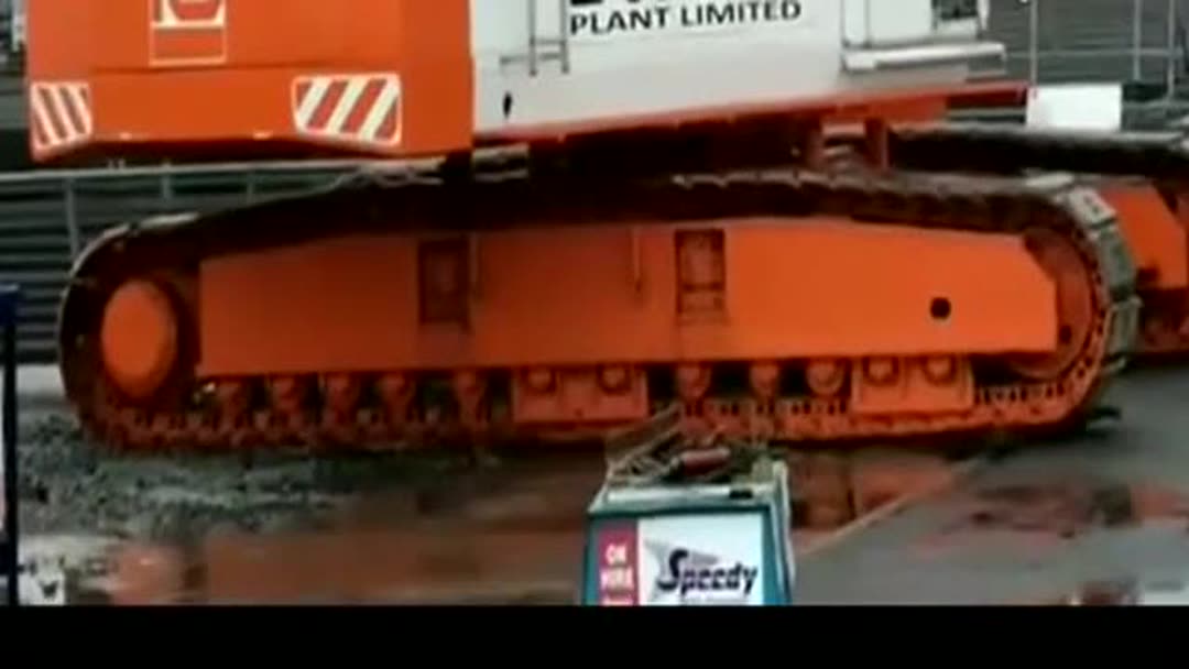 25吨吊车操作视频 履带起重机的工作吊车载人视频