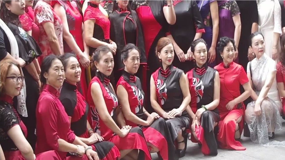 旗袍秀不用多余的动作,模特站在那里就是一道靓丽的风景线