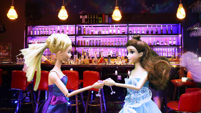芭比娃娃公主玩具,芭比和朋友化妆做造型参加酒会