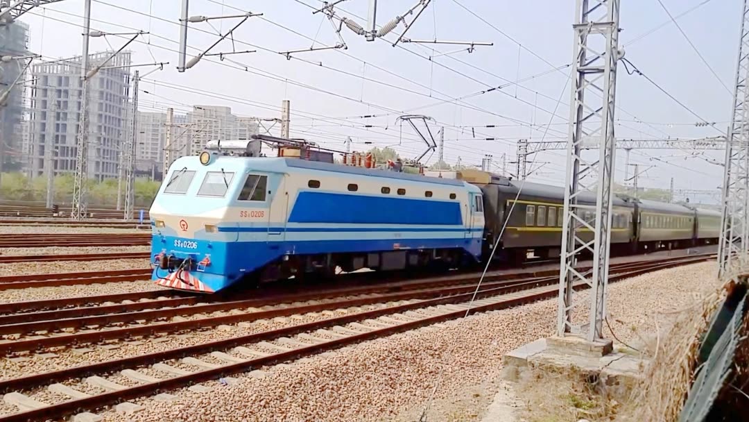 上海南开往衡阳的火车 SS8牵引K759次途径杭州艮山门动车所