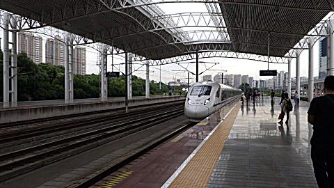 2019年5月28日,D352次(上海虹桥站-成都东站)本务中国铁路成都局...