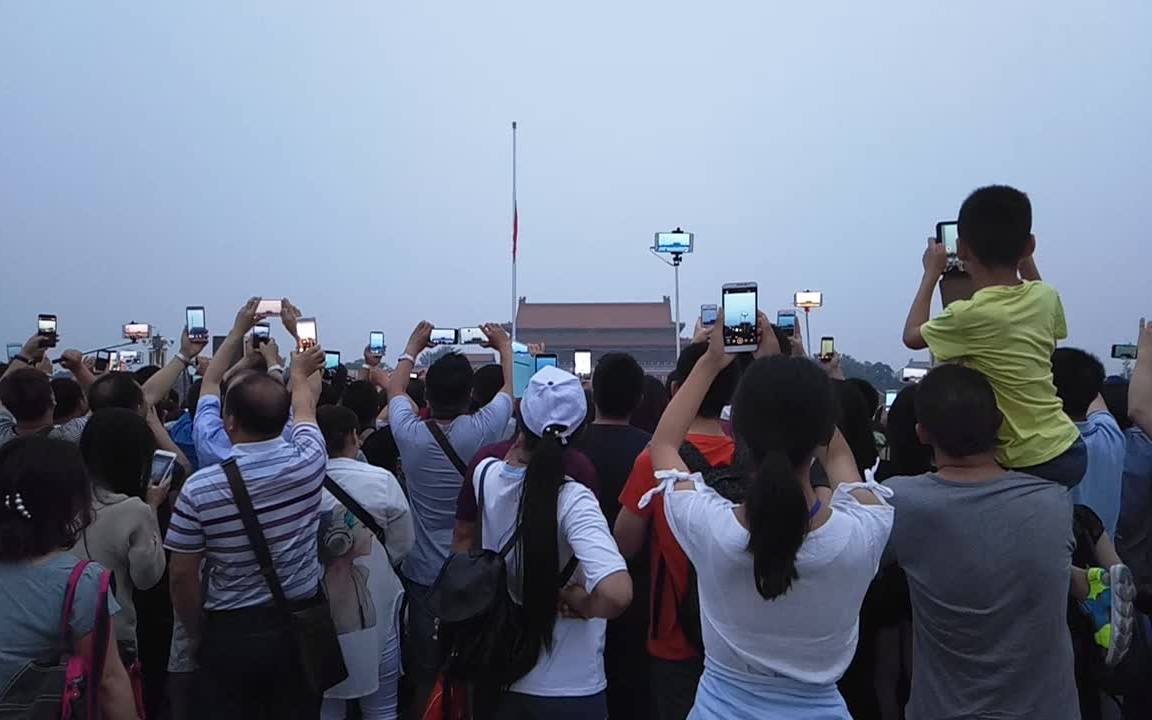 中学生的北京行 天安门升旗实录!