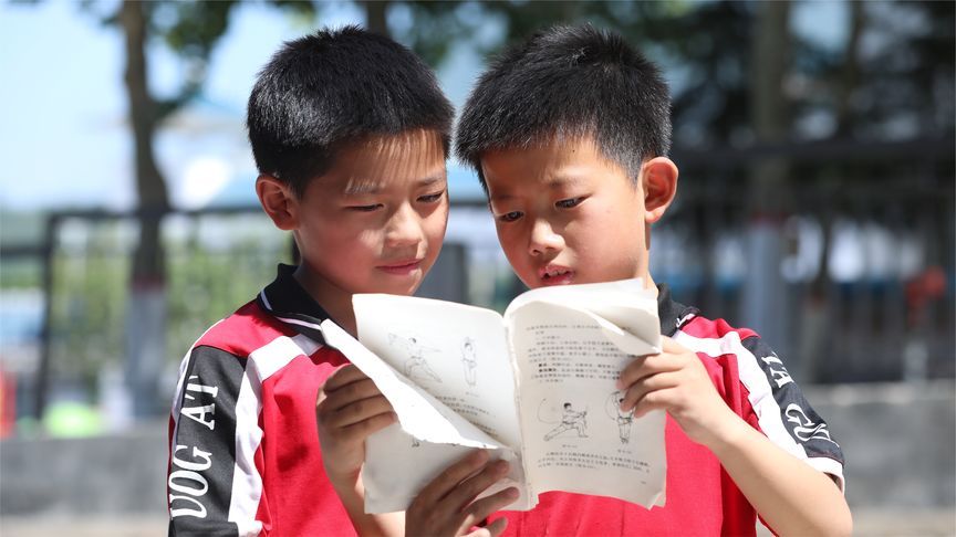 我在塔沟武校学武术:功夫小子认真训练