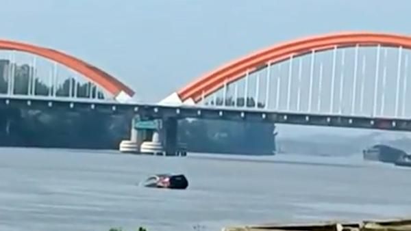 一家三口准备洗车不慎冲进河里?车辆已打捞上岸车内无人