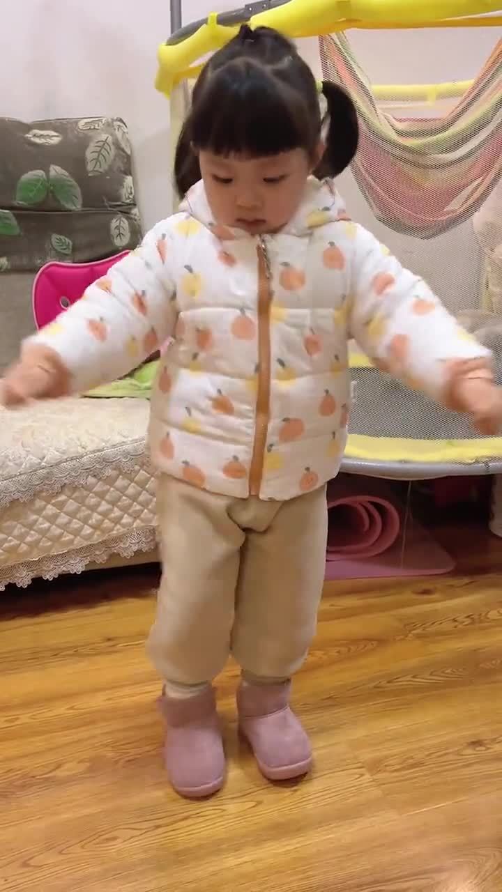 冬天太冷了,给宝贝安排这种加绒的棉服穿着暖和,还可以机洗不起坨不...