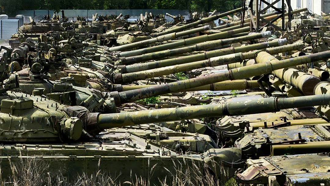 军费1万亿,导弹8万枚,坦克10万辆,却在一夜之间彻底崩塌