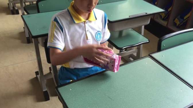 小学生整理课桌