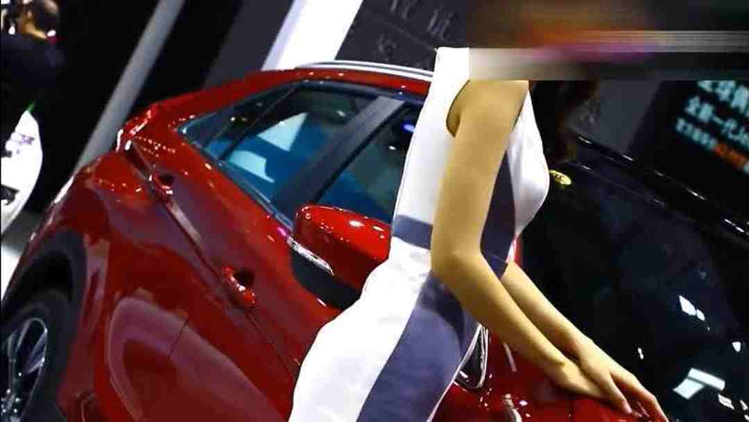 2019广州国际车展,车模美女们的气质与汽车很搭,太