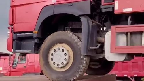 有了这款翻斗自卸车,司机轻轻松松开上货车,这就是熟能生巧