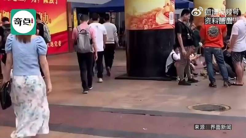 ...从中赚差价。靓机里最好卖的是iPhone,由于避税和境内外定价差别,...