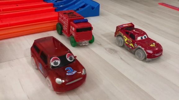 赛车总动员比赛:轨道竞赛1-闪电麦昆与小伙伴的冠军争夺赛