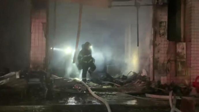 电器短路引发火灾一家三口被困,消防员冲进火海安全救出