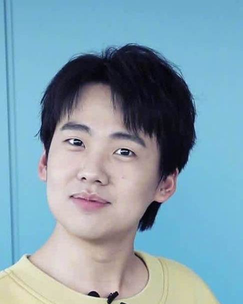 特工代号郭麒麟来啦,机智过人的他用计算器接电话,在说啥?看来要用...