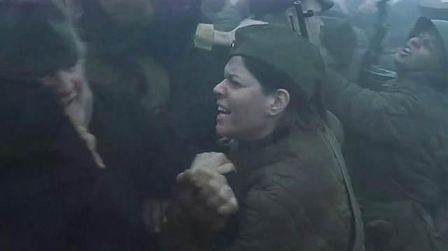 斯大林格勒战役!平民被拦住不许撤离!这部电影表现战争的残酷