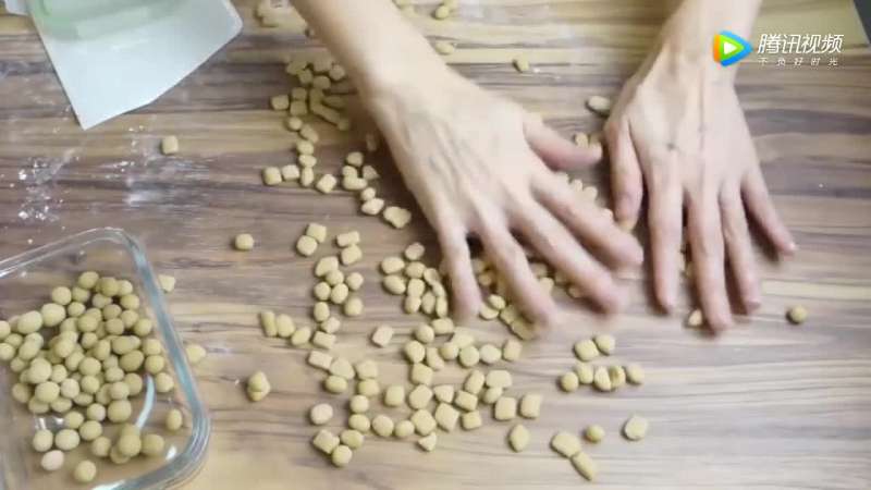 珍珠奶茶里的“珍珠”是怎么做出来的?一碗粉一勺糖,原来这么神奇