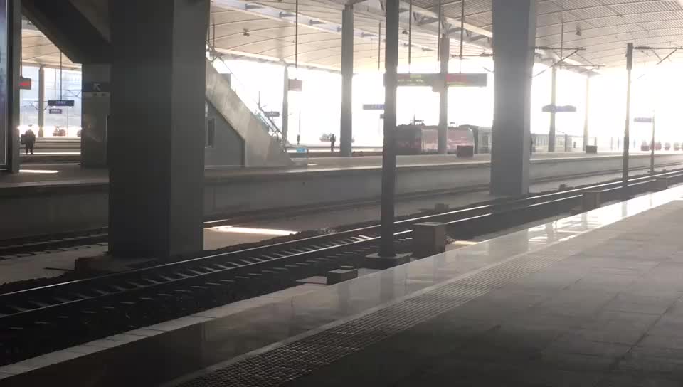 {中国铁路}Z56次列车(兰州—北京西)进太原南站