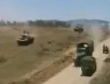 1979年中越自卫反击战,中国军队坦克开往越南,火箭炮齐射