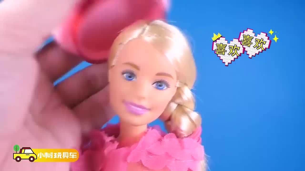 今天芭比娃娃穿的衣服很时尚呀,究竟是如何制作的呢?