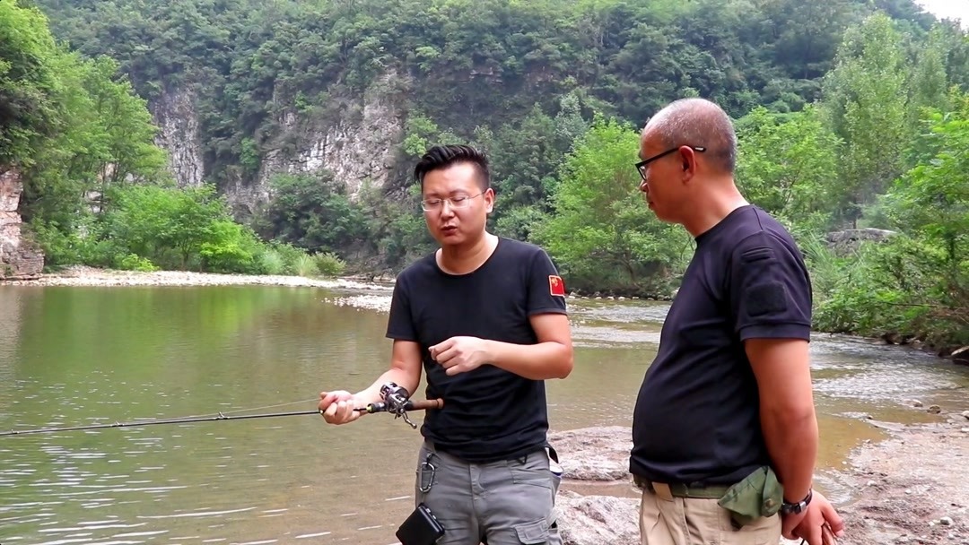 带小伙伴溪流路亚,结果不认识钓上来的是什么鱼?