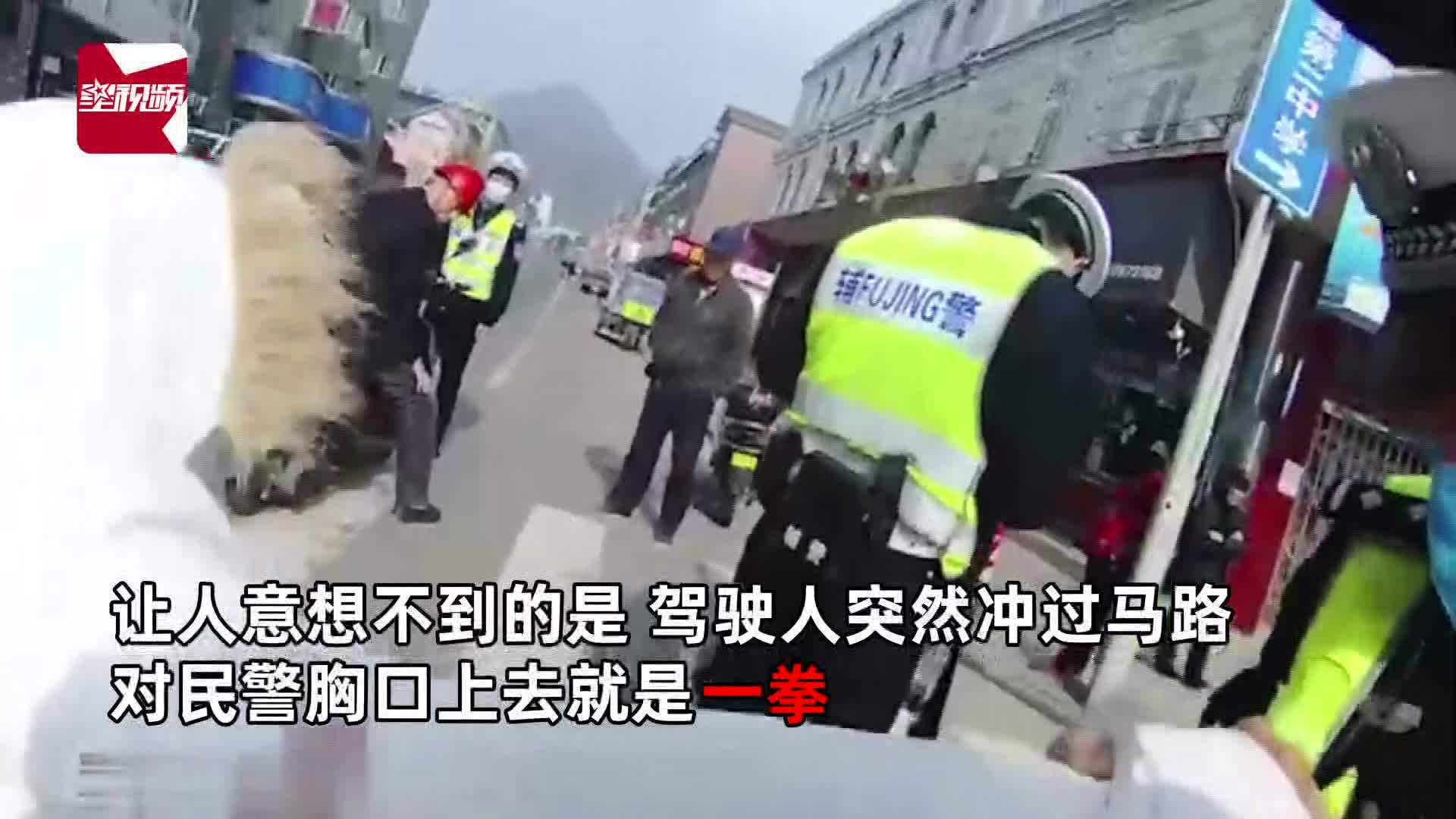 女司机骑车未佩戴头盔遭处罚,挥拳脚踢当街追打交警:行拘7日