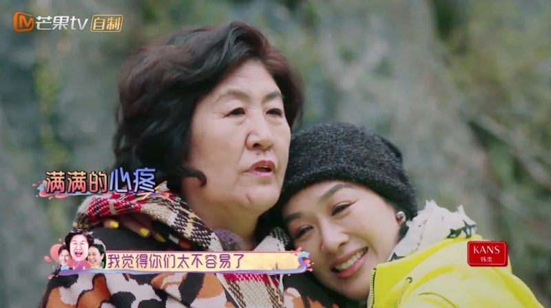 婆婆偷偷抹泪,钟丽缇立马抱住婆婆撒娇,真懂事!