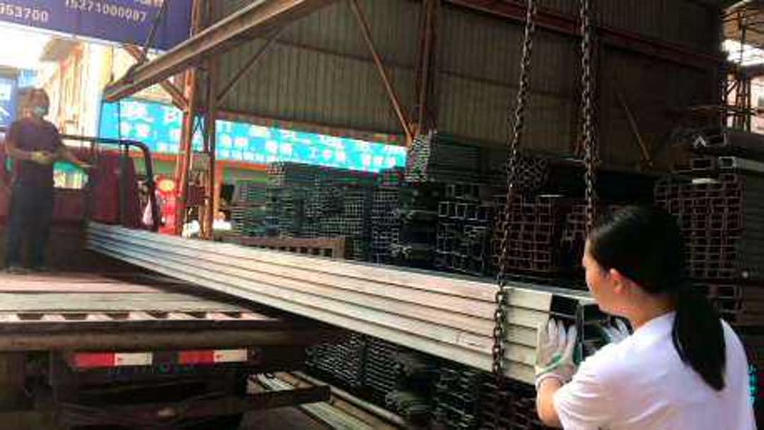 小伙到建材市场买钢料,彩钢瓦34一米,方钢1300一吨有没有被坑