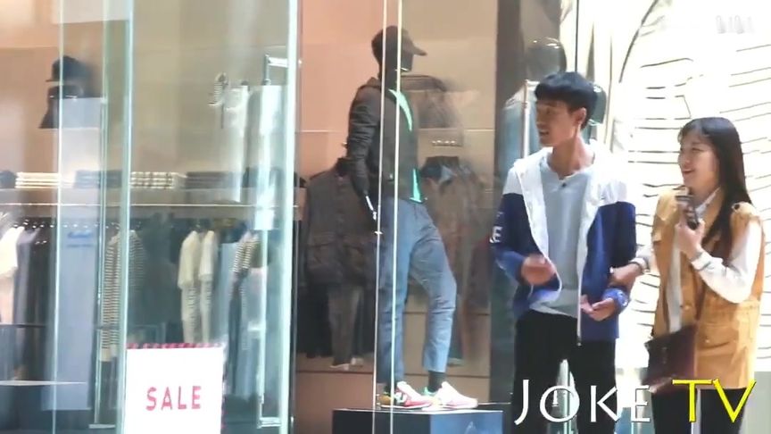 两小伙扮成“假人模特”吓路人!