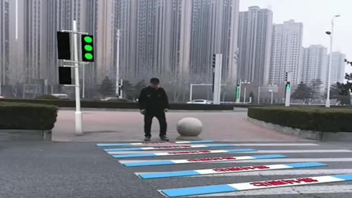 人行横道特殊装置,专治汽车闯红灯,这样行人也有安全感了