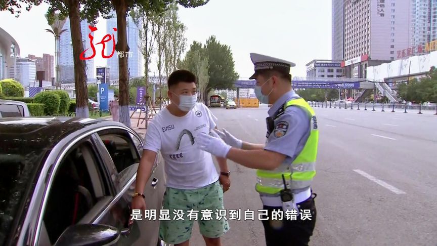 在禁停标志牌下停车 司机硬说自己没看到 被交警处罚
