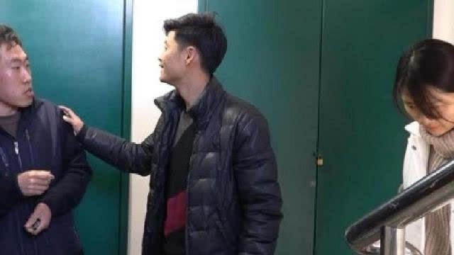 小夫妻回家遇上小偷撬门,看高智商小伙怎么惩治他,看完笑翻了
