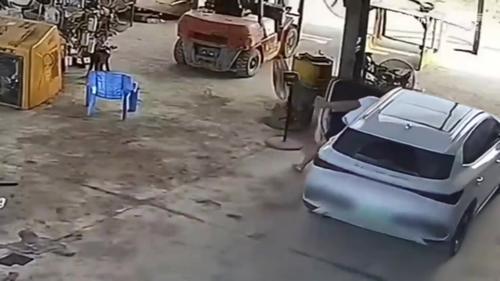 我的车开门自动拉手刹,不上去踩刹车在这里按什么东西