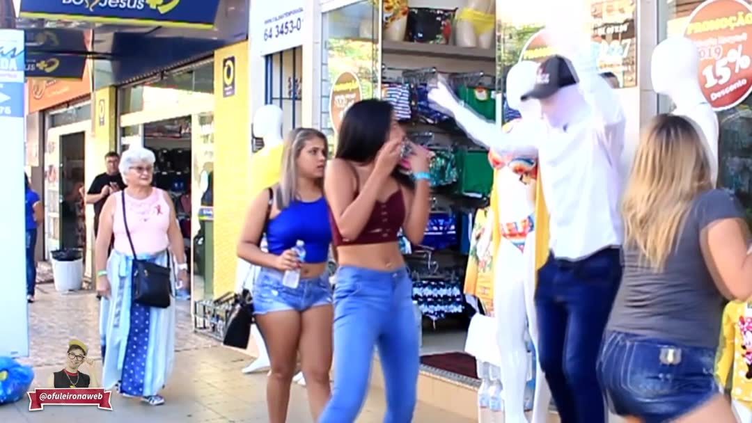 恶作剧:男子扮成模特假人,突然复活整蛊路人