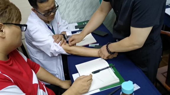 中域教育焦老师手把手教学员扎针