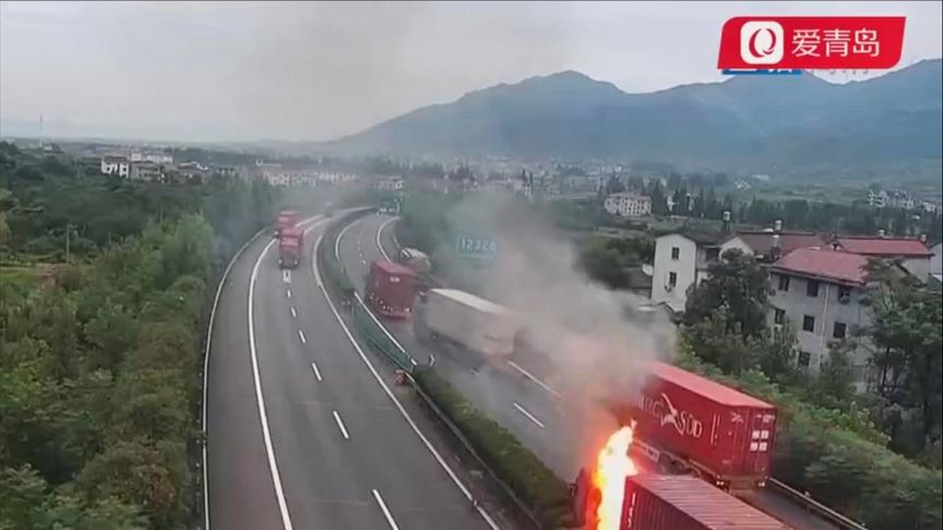 货车司机疲劳驾驶撞护栏翻车起火,司机15秒惊险逃生