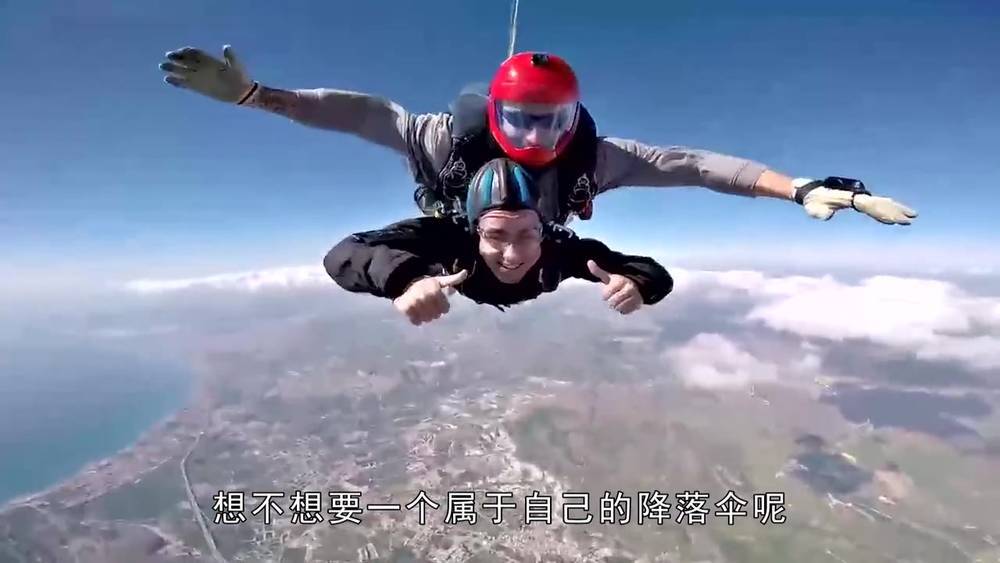 普通雨伞竟还能当降落伞使用?小哥拿着雨伞从高处跳下,厉害了