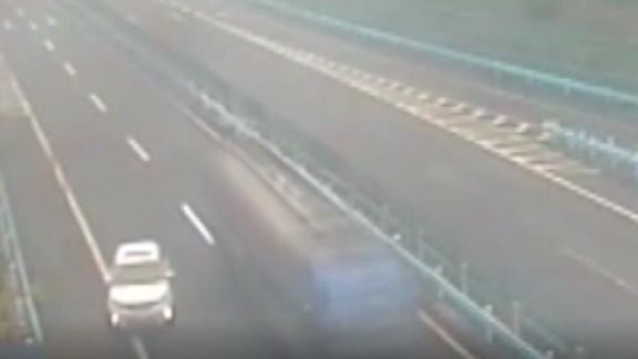 监控下的惊魂一幕:男子竟在高速上倒车逆行,险与大货车发生碰撞