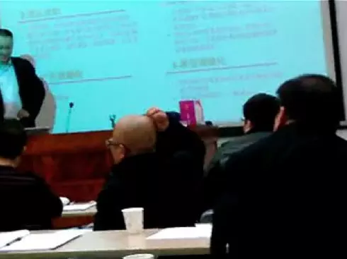 投融资与商业模式专家贾弈琛老师清华投融资课堂上与学员互动,精彩...
