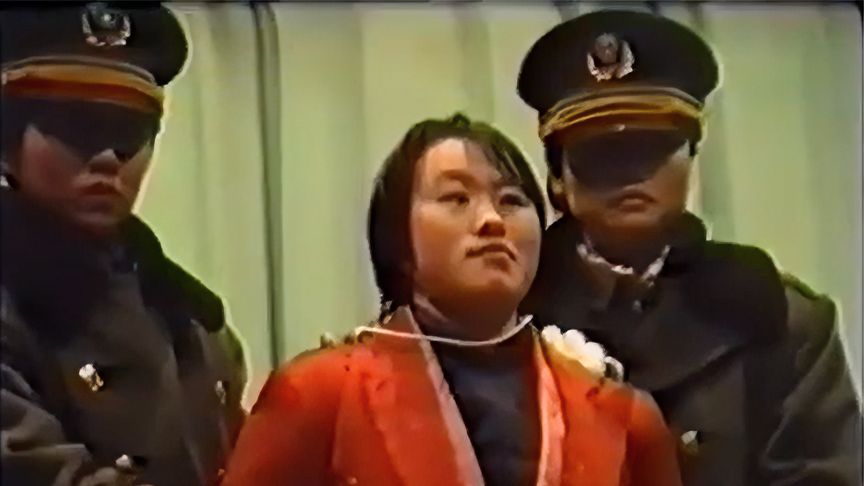 执行死刑真实影像,女犯一脸不屑,身穿红衣迈向刑场!