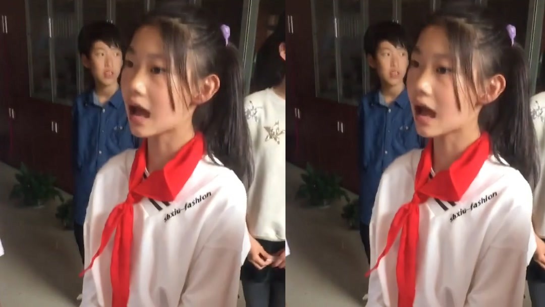 红领巾小学生唱歌火了!无声卡人声伴奏,一开口就是演唱会的感觉