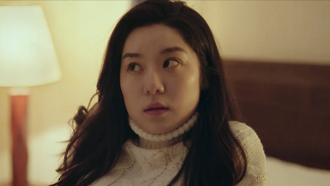 《入住请登记》女子怀疑有摄像头 她让男友在房间里寻找