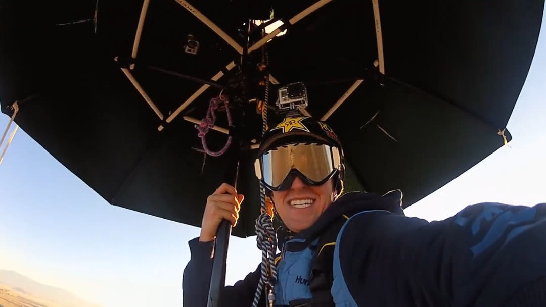 雨伞能当降落伞用吗?老外用生命亲自测试,意外发生了!
