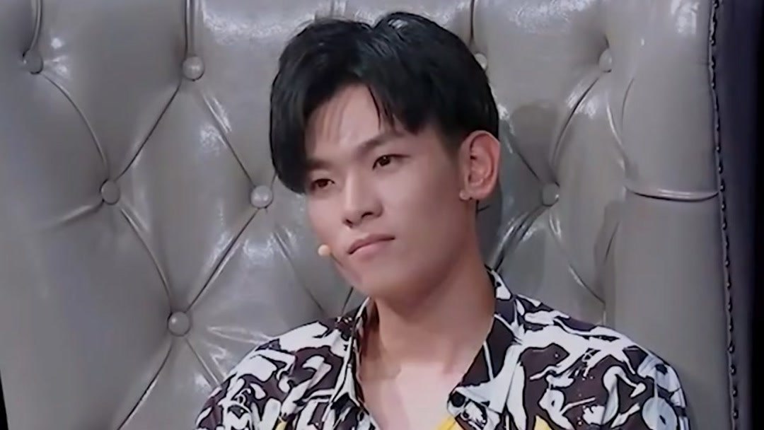 美女遇到低智商前男友,竟然用女友信用卡贷款来讨好女友