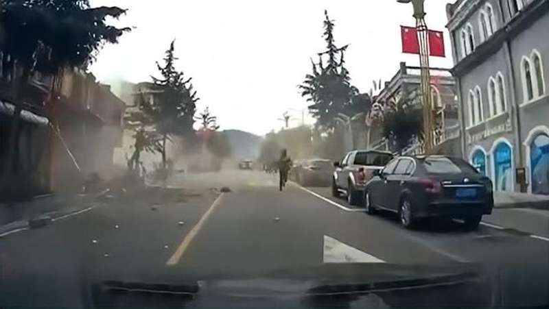 行车记录仪拍下泸定地震瞬间:整条路在摇晃,车内人员惊慌尖叫