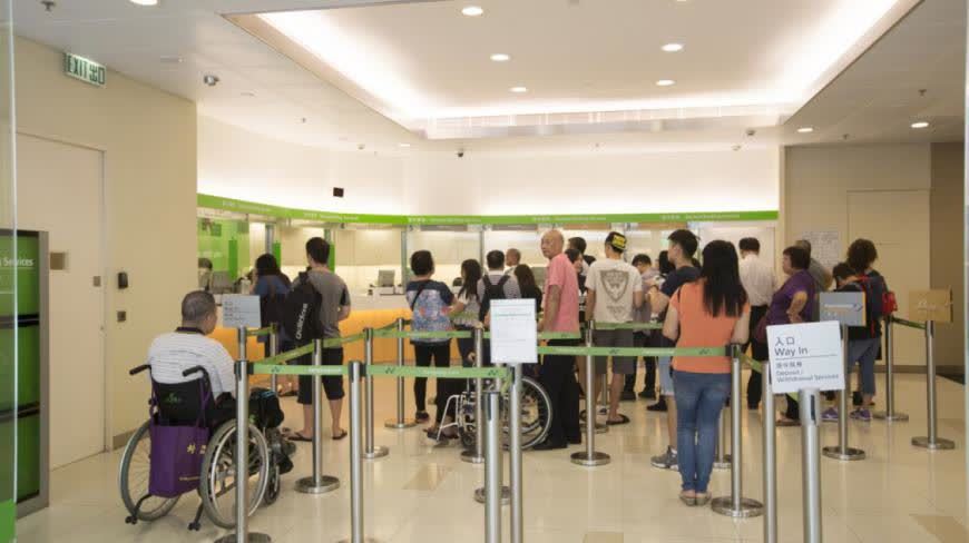 去银行办业务,即便很多人排队柜台也不全开,到底是为什么?