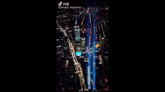 美国纽约911事件中倒塌的双子塔遗址亮灯柱