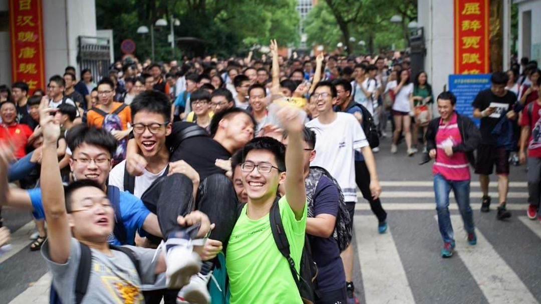 为何衡水中学升学率这么高,镜头下告诉你,学霸日常的学习状态!